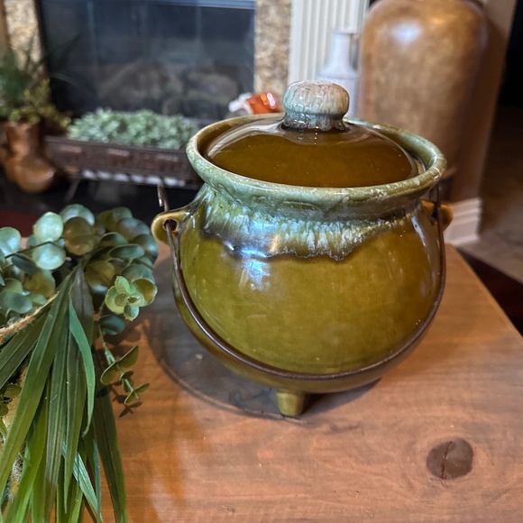 hull | Dining | Vintage Hull Pottery Brown Bean Pot With Rare Green ...